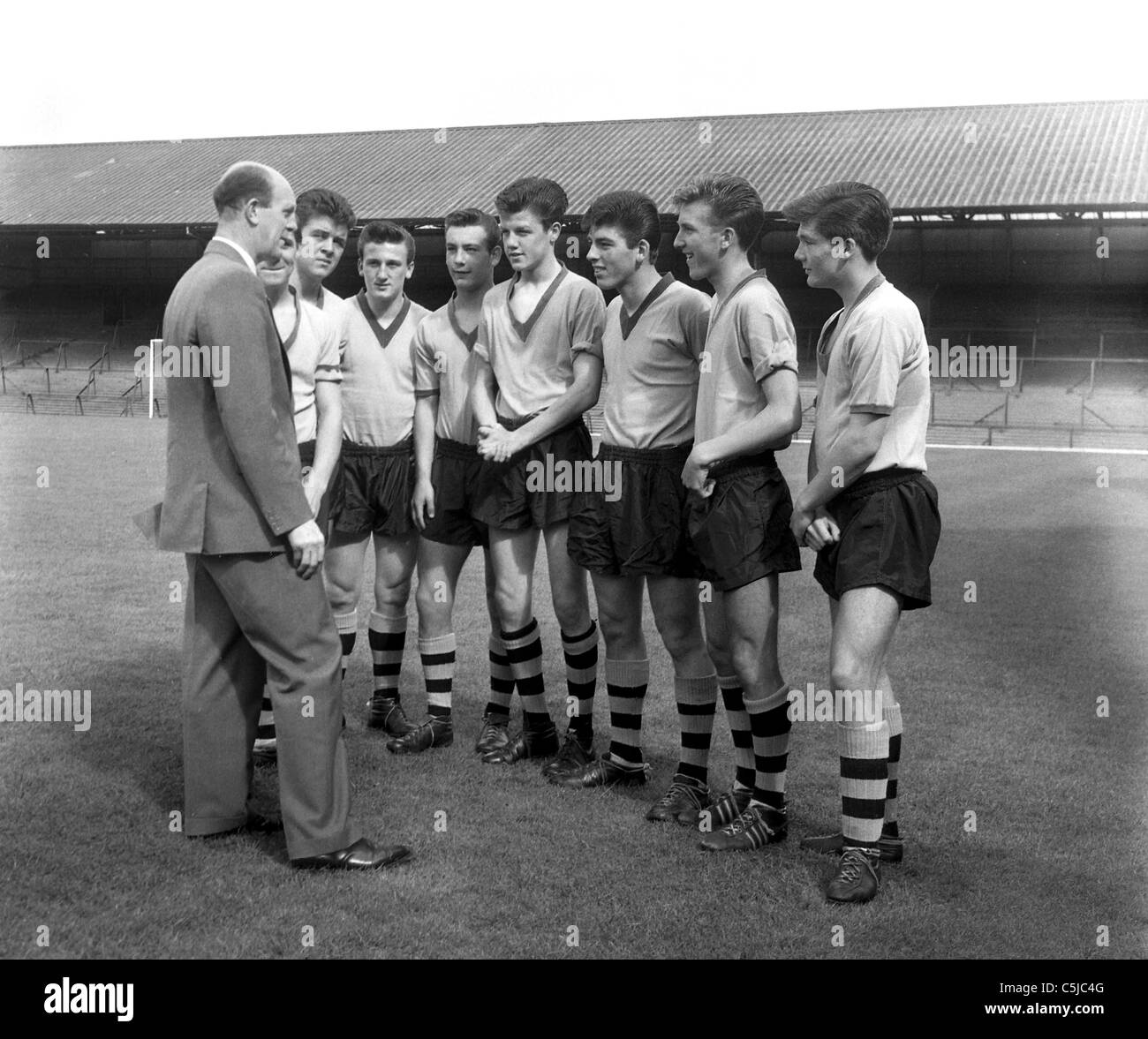 Wolverhampton Wanderers Football Manager Stan Cullis spricht mit jungen ...