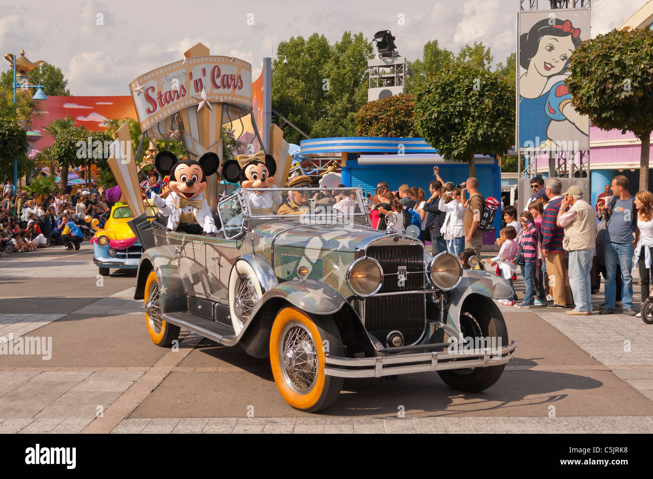 Die Stars ' n ' Cars parade mit Micky und Mini Maus in Disneyland Paris ...