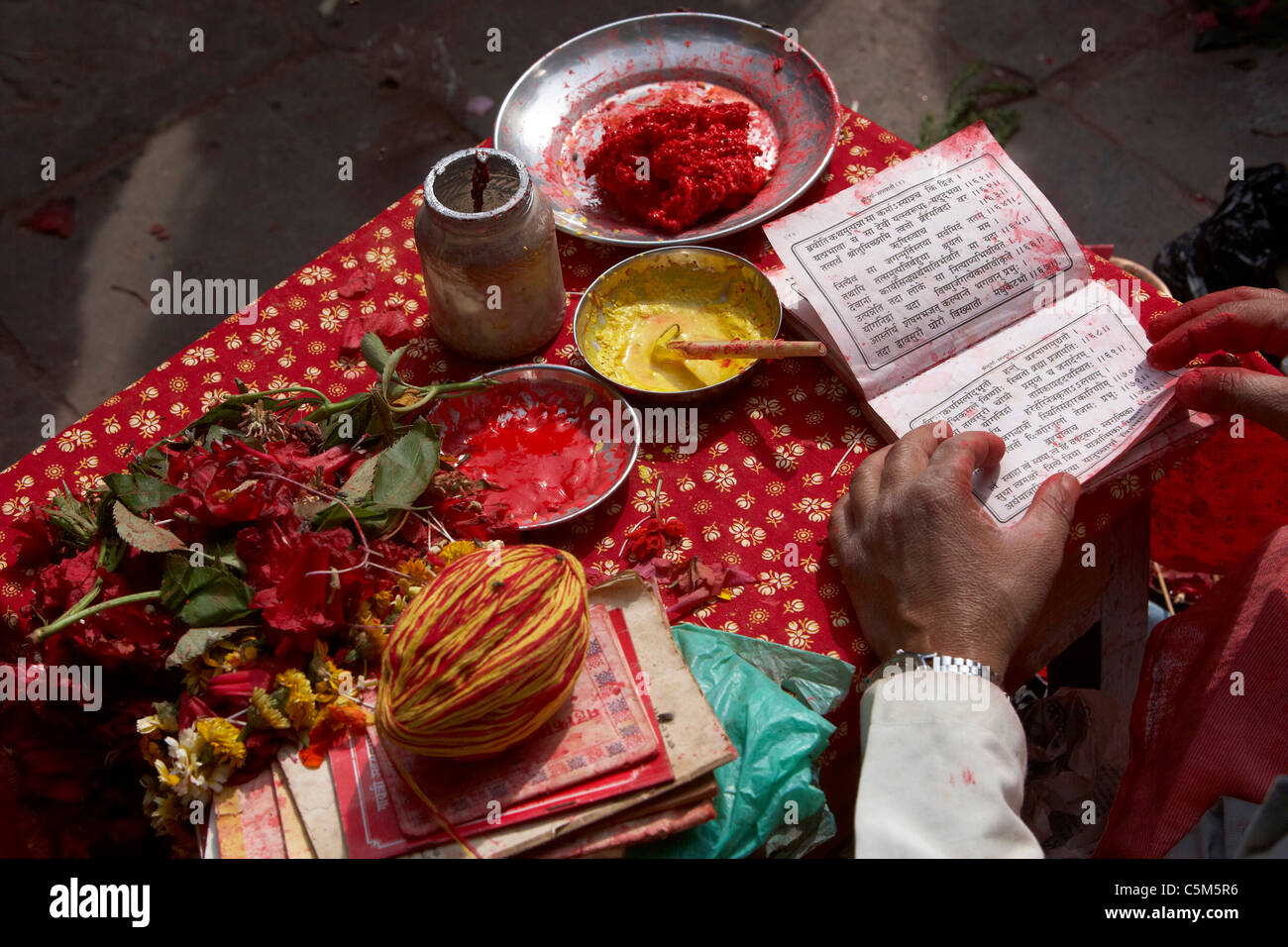 Hindu Puja und Tika Segen Station am Tempel von Dakshinkali, Kathmandu ...