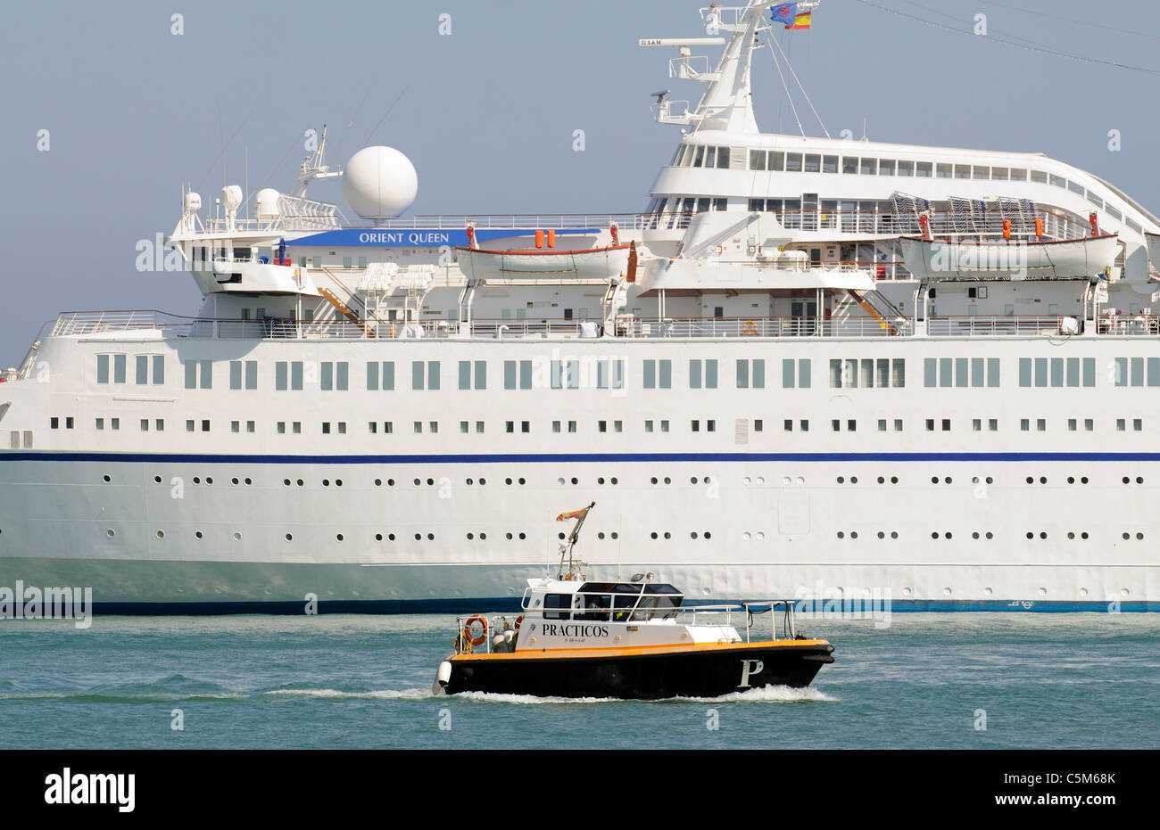 Pilot boat alongside vessel -Fotos und -Bildmaterial in hoher Auflösung ...