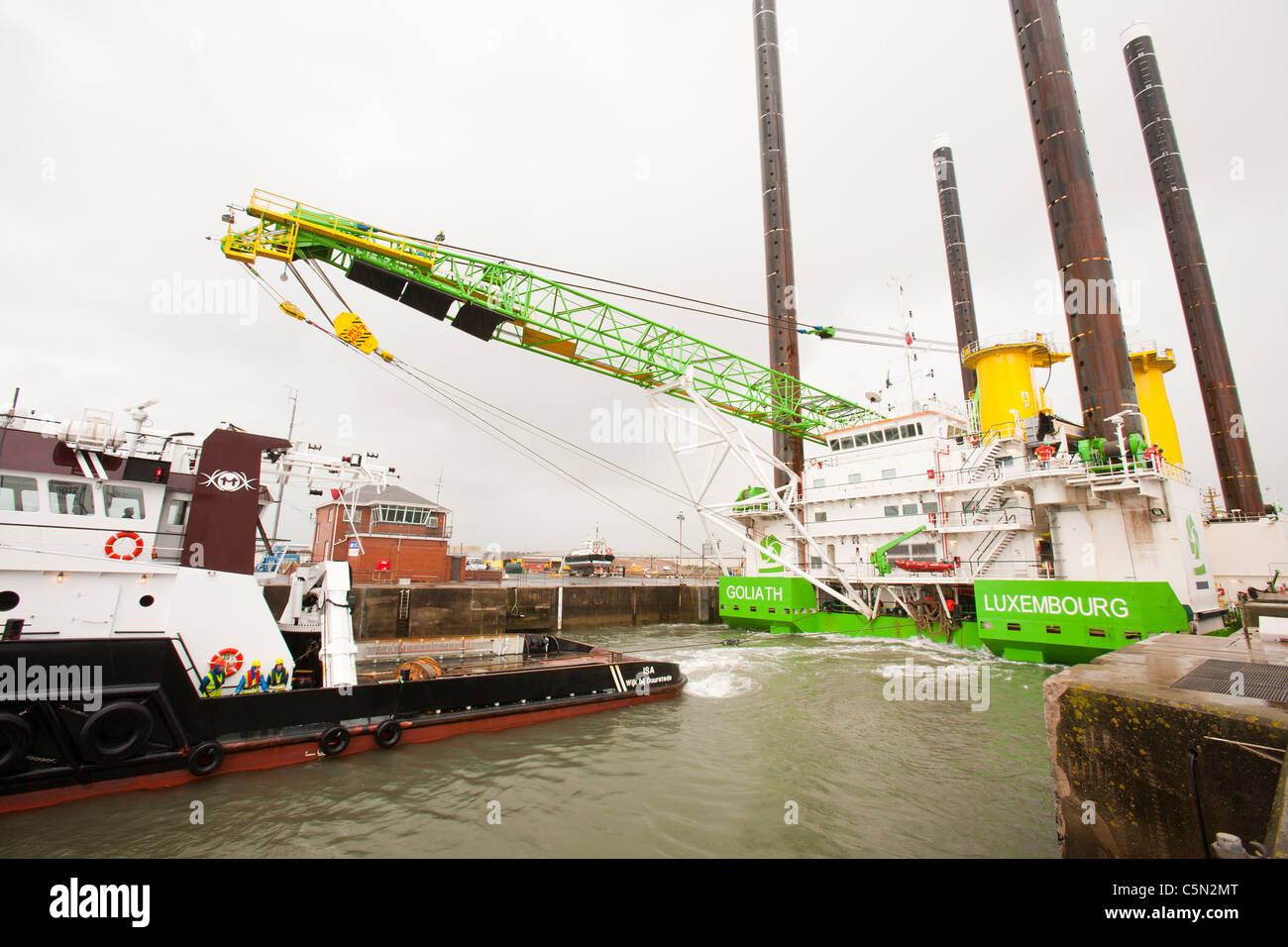 Das Aufbocken Lastkahn, Goliath geschleppt, von Schlepper zum Offshore ...