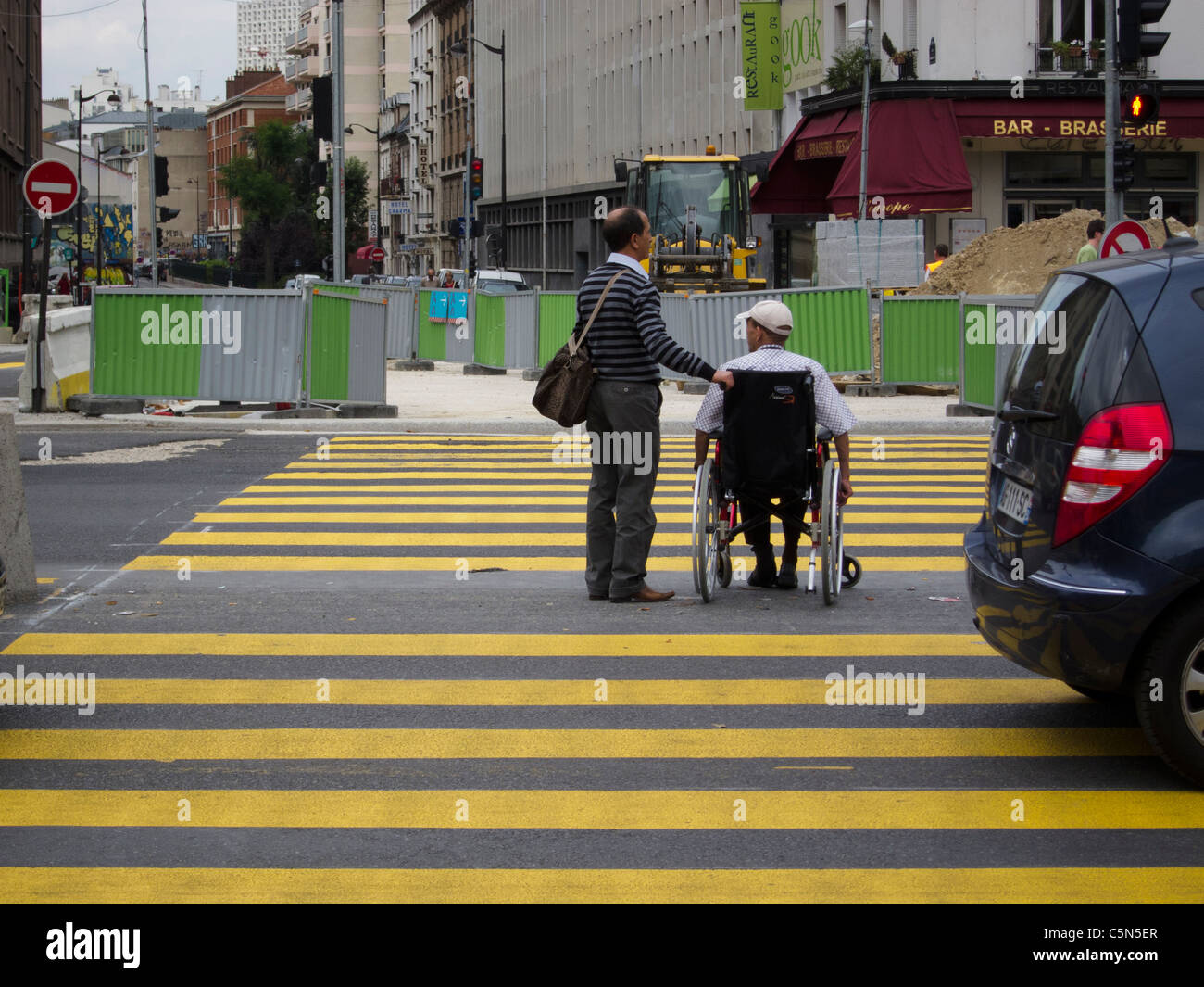 Wheelchair paris disability -Fotos und -Bildmaterial in hoher Auflösung ...