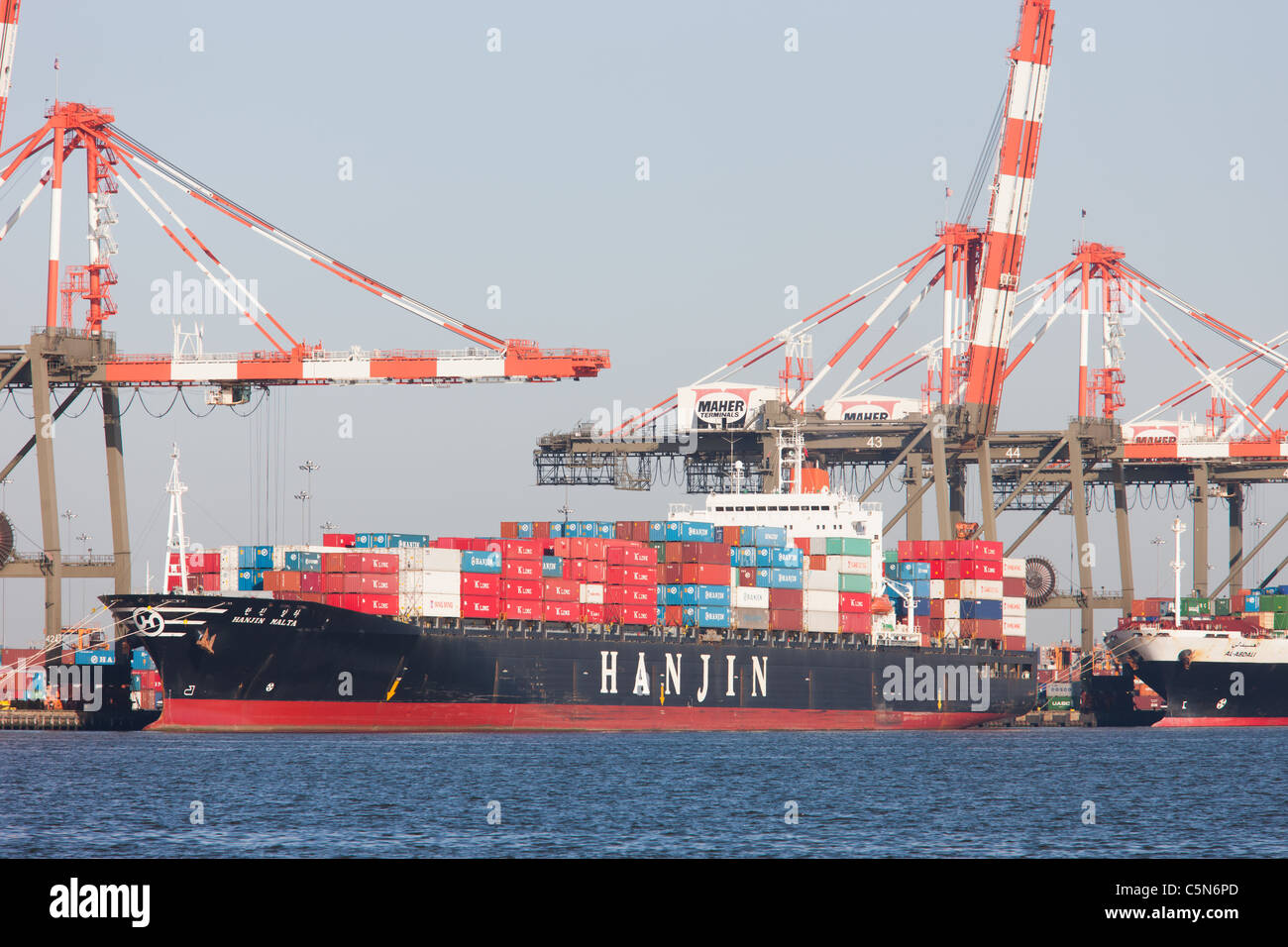 Containerschiffe sind an Maher Terminals Container-terminal in Port ...