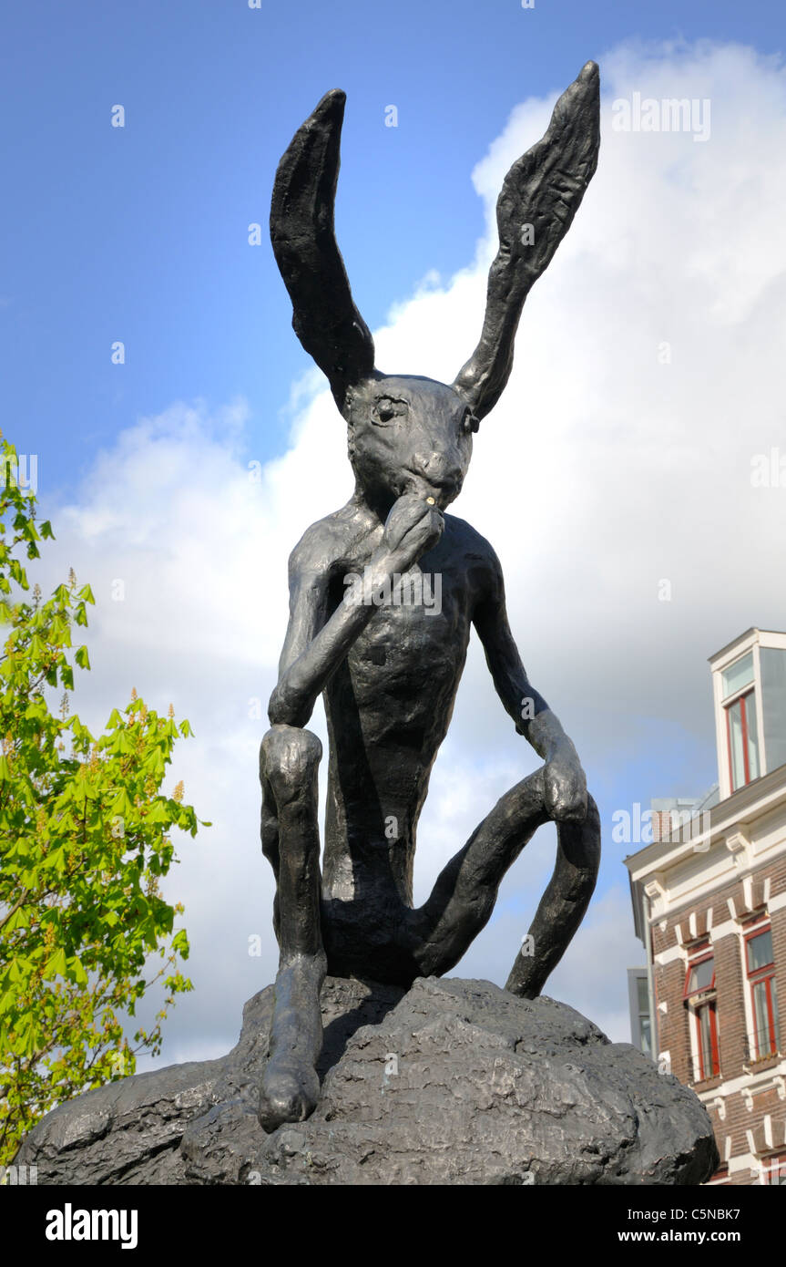 Utrecht, Niederlande. Bronze-Hase-Statue von Barry Flanagan "Denker auf ...