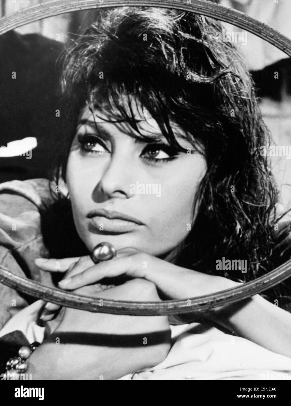 Sophia loren millionairess 1960 Schwarzweiß-Stockfotos und -bilder - Alamy