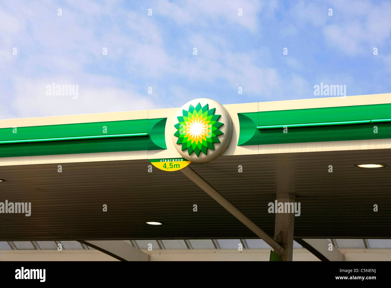 British Petroleum oder BP-Logo oberhalb einer Tankstelle ...