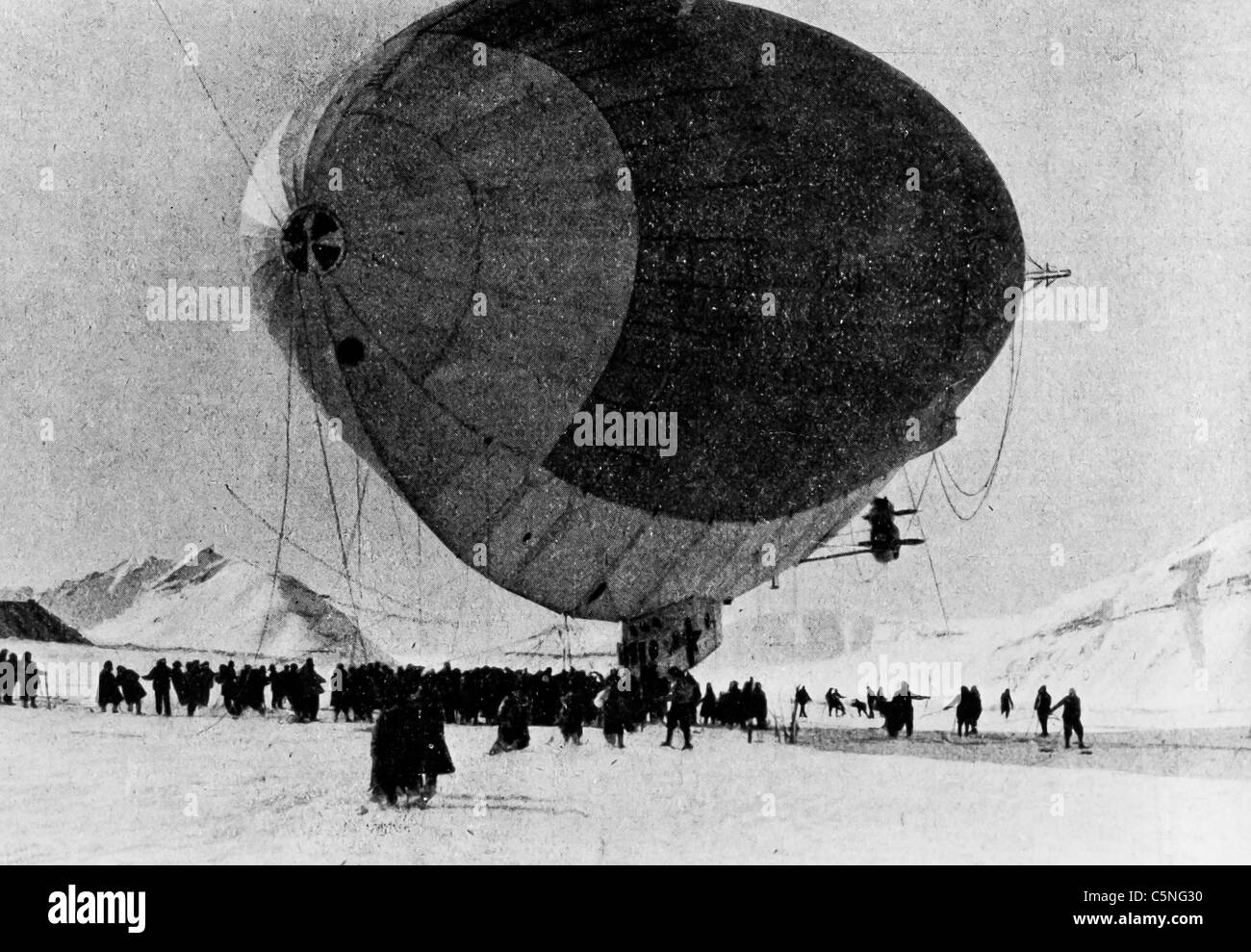 The airship italia of nobile expedition -Fotos und -Bildmaterial in ...