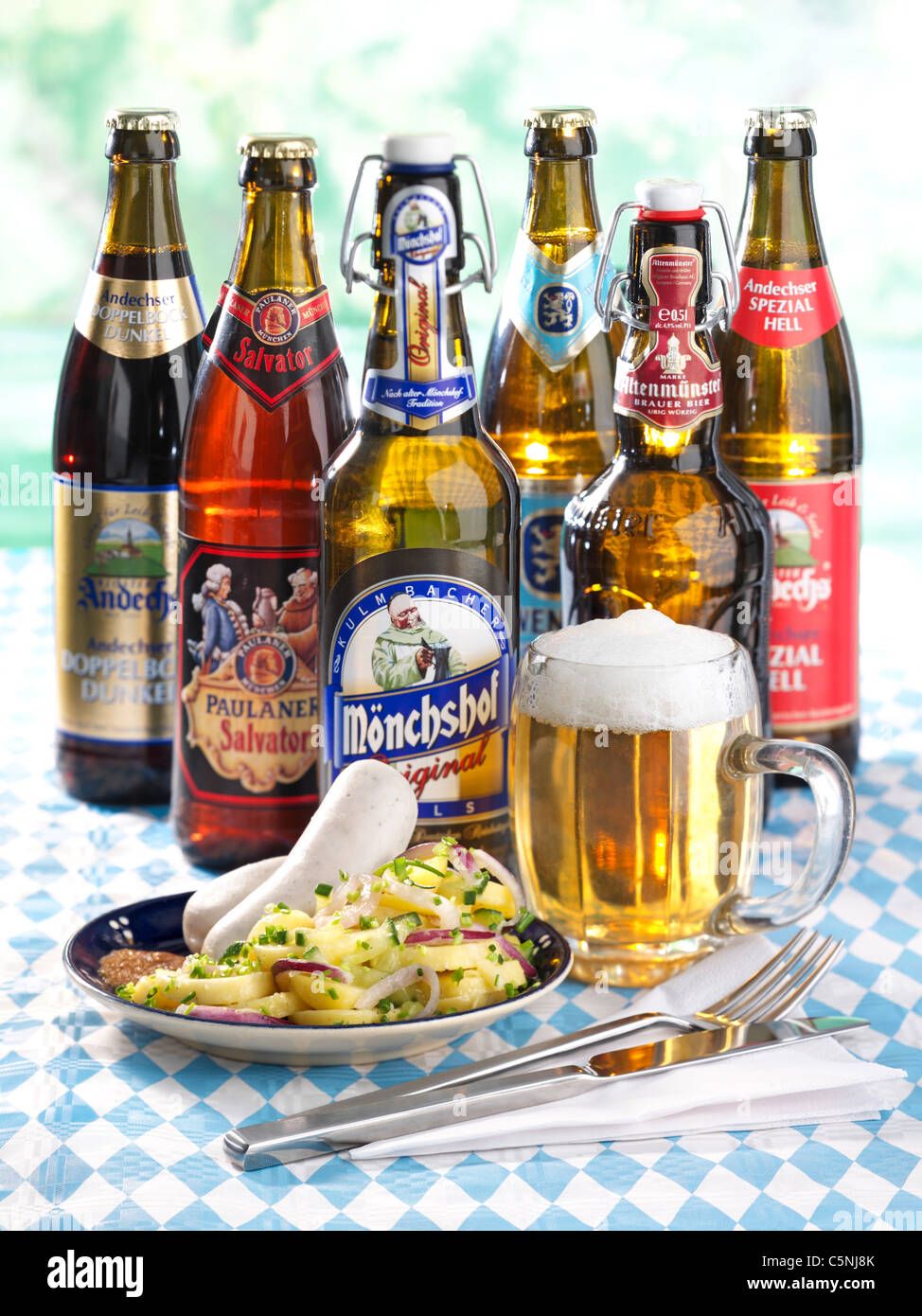 Verschiedene Arten von Flaschenbier, bayerische Wurst- und ...