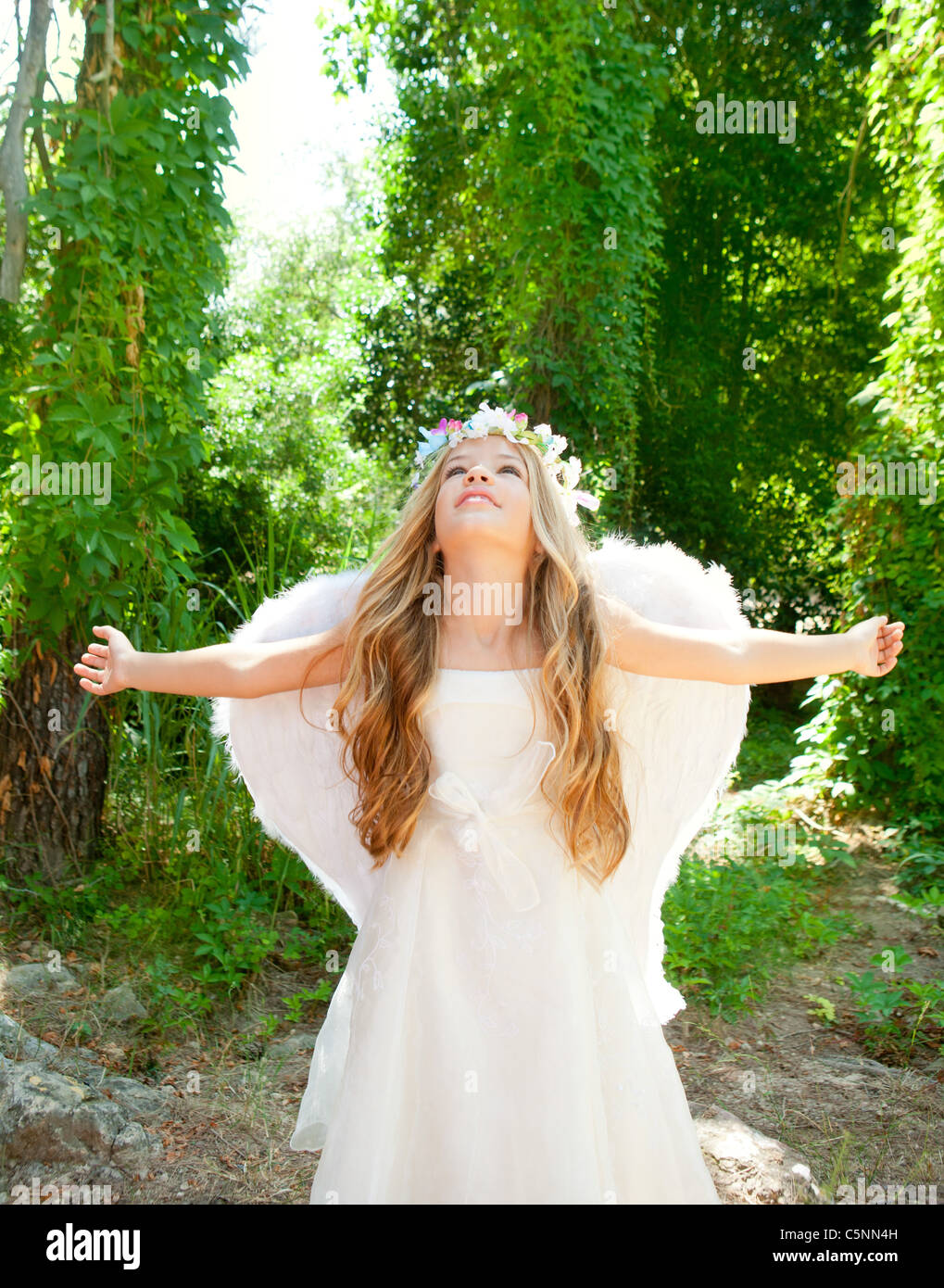 Kleiner weißer engel -Fotos und -Bildmaterial in hoher Auflösung – Alamy