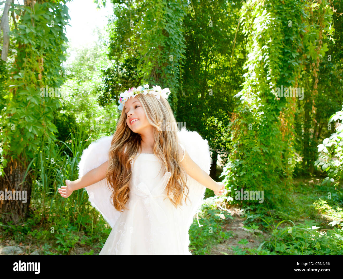 Kleiner weißer engel -Fotos und -Bildmaterial in hoher Auflösung – Alamy