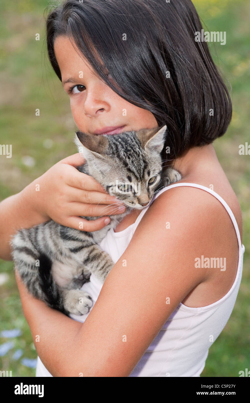 Mädchen mit der katze -Fotos und -Bildmaterial in hoher Auflösung – Alamy