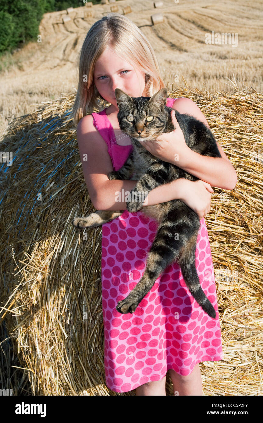 Mädchen mit katze -Fotos und -Bildmaterial in hoher Auflösung – Alamy