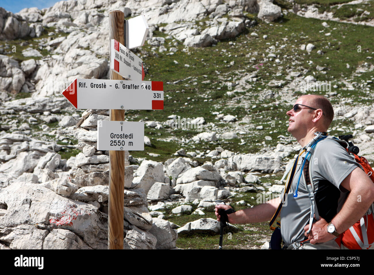 Bergsteiger auf der via Ferrata und Refugio Route Marker in den Brenta ...