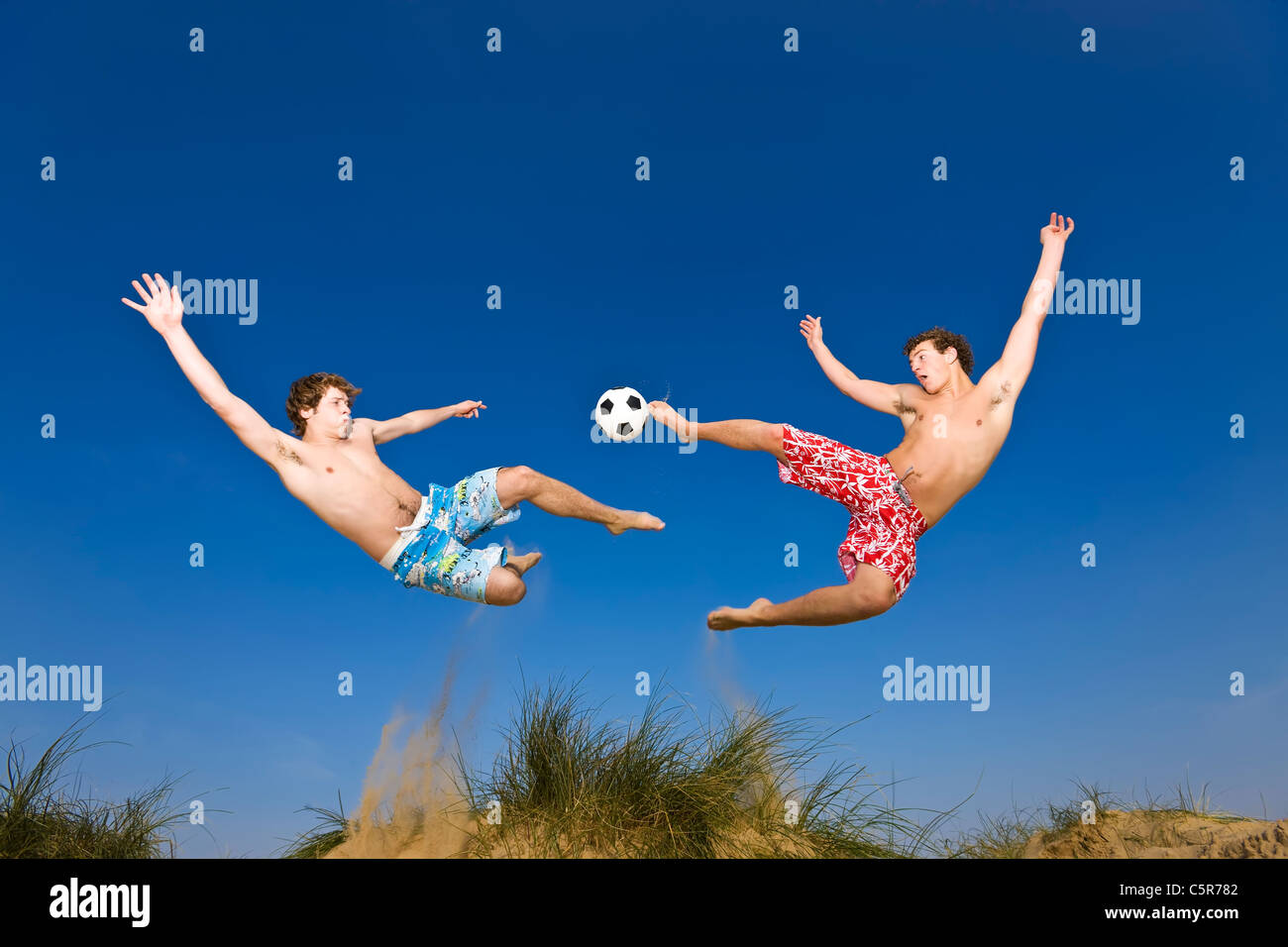 Zwei Spieler spielen Beach-Soccer kämpfen um den Ball Stockfotografie ...