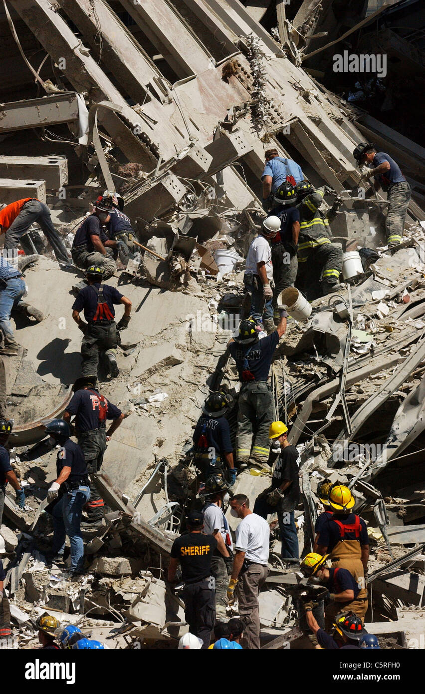 Arbeiter Bucket Brigade am Ground Zero, World Trade Center nach 911 ...