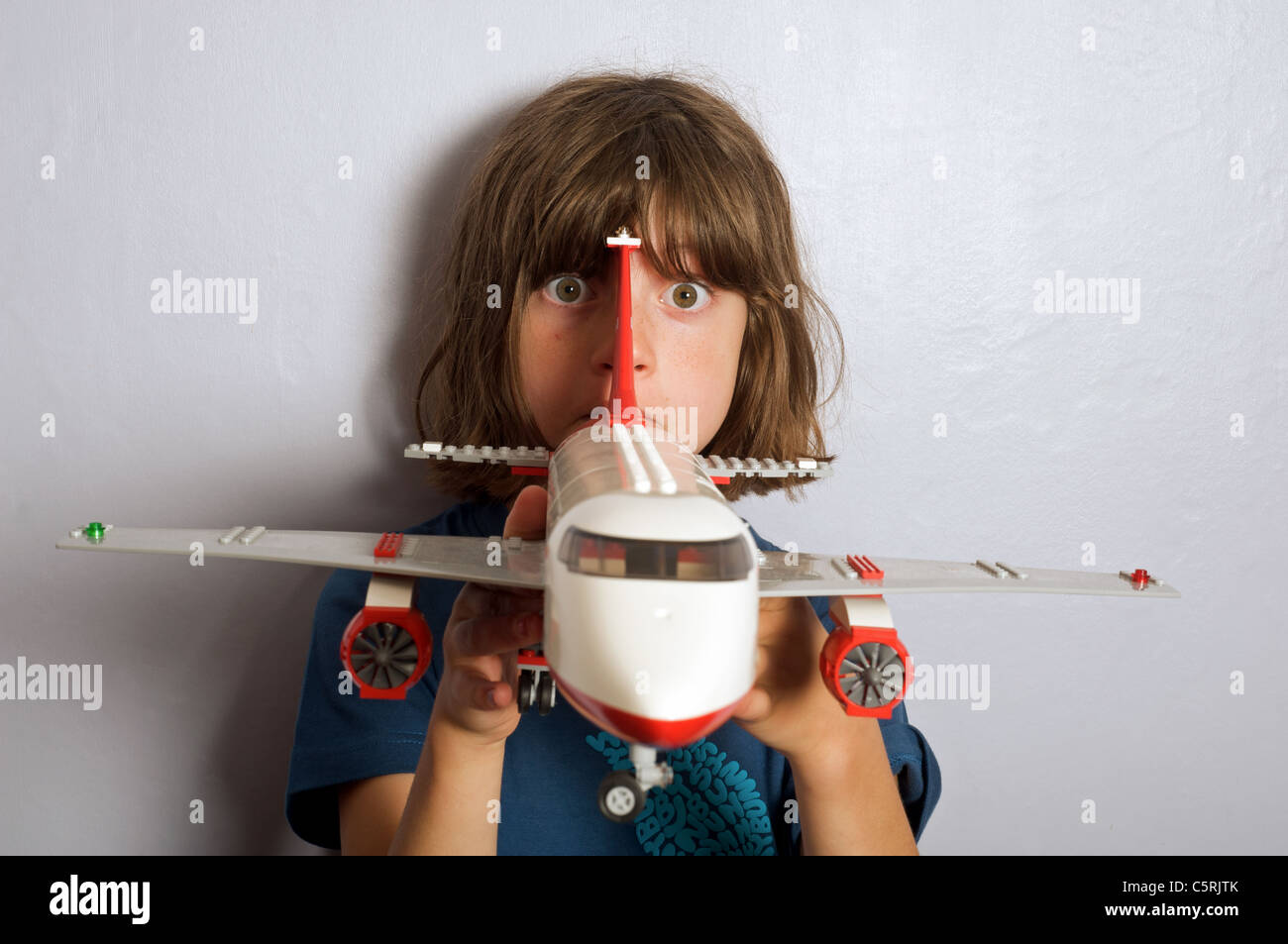 Junges Mädchen Angst vorm Fliegen, hält ein Modell-Verkehrsflugzeug ...