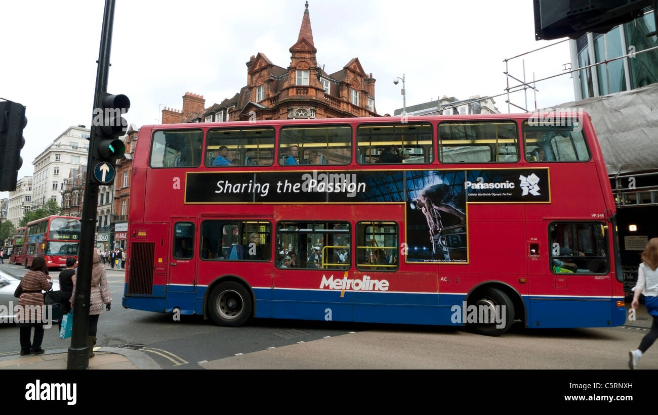 London bus side view -Fotos und -Bildmaterial in hoher Auflösung – Alamy