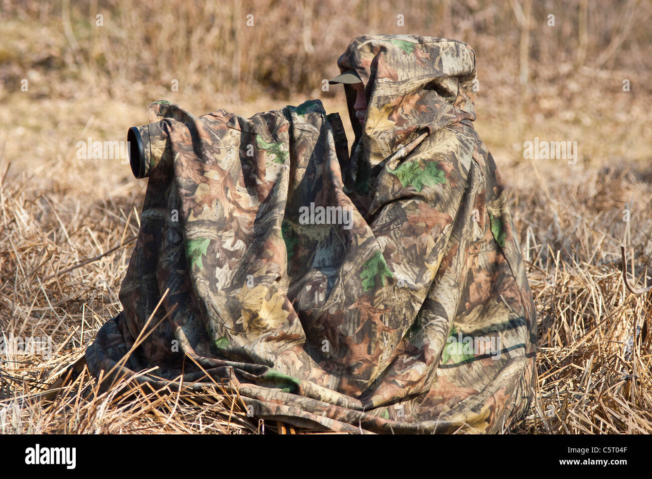 Naturfotograf, der sitzt unter einer Tarnung Stockfotografie - Alamy