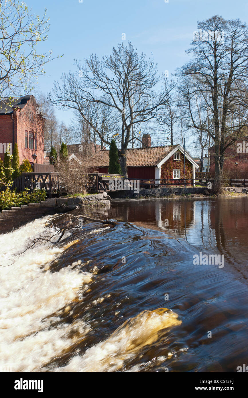 Wasserfälle im Fluss Tidan in Tidaholm, Turbinhusön im Hintergrund ...