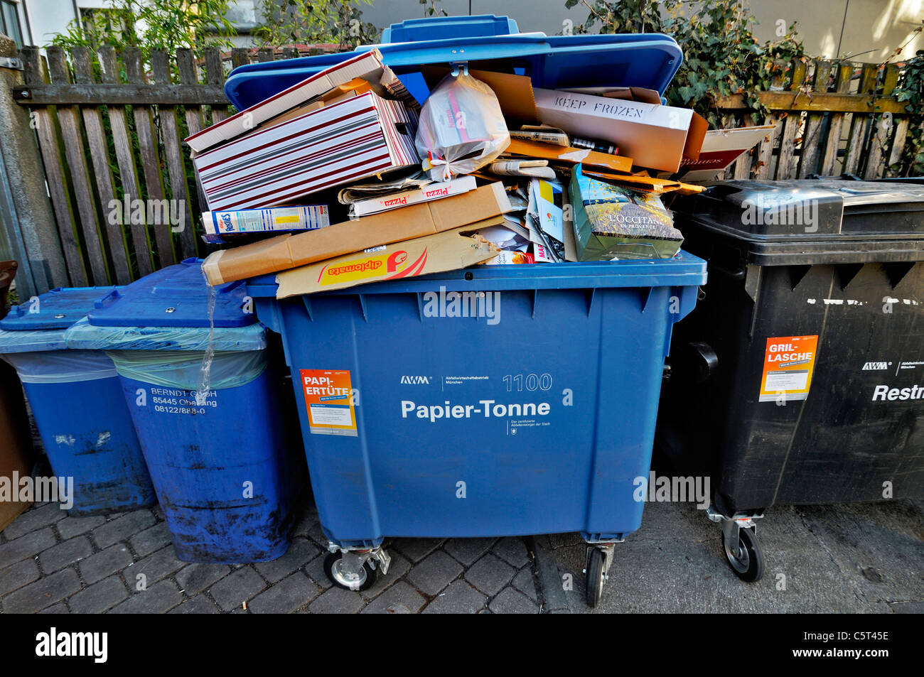 Deutschland, Bayern, München, Müllcontainer Stockfotografie - Alamy