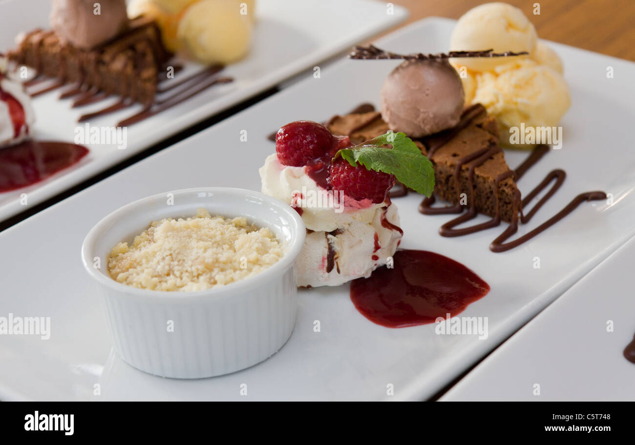 Faszinierend Dessertvariationen Auf Einem Teller Fotos