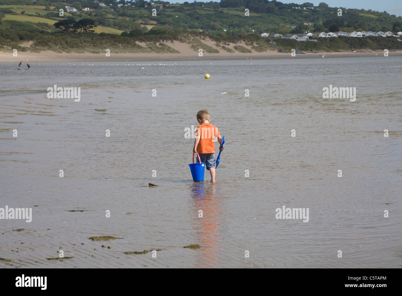 Abersoch Gwynedd North Wales UK kleinen blonden Haaren jungen Paddeln ...