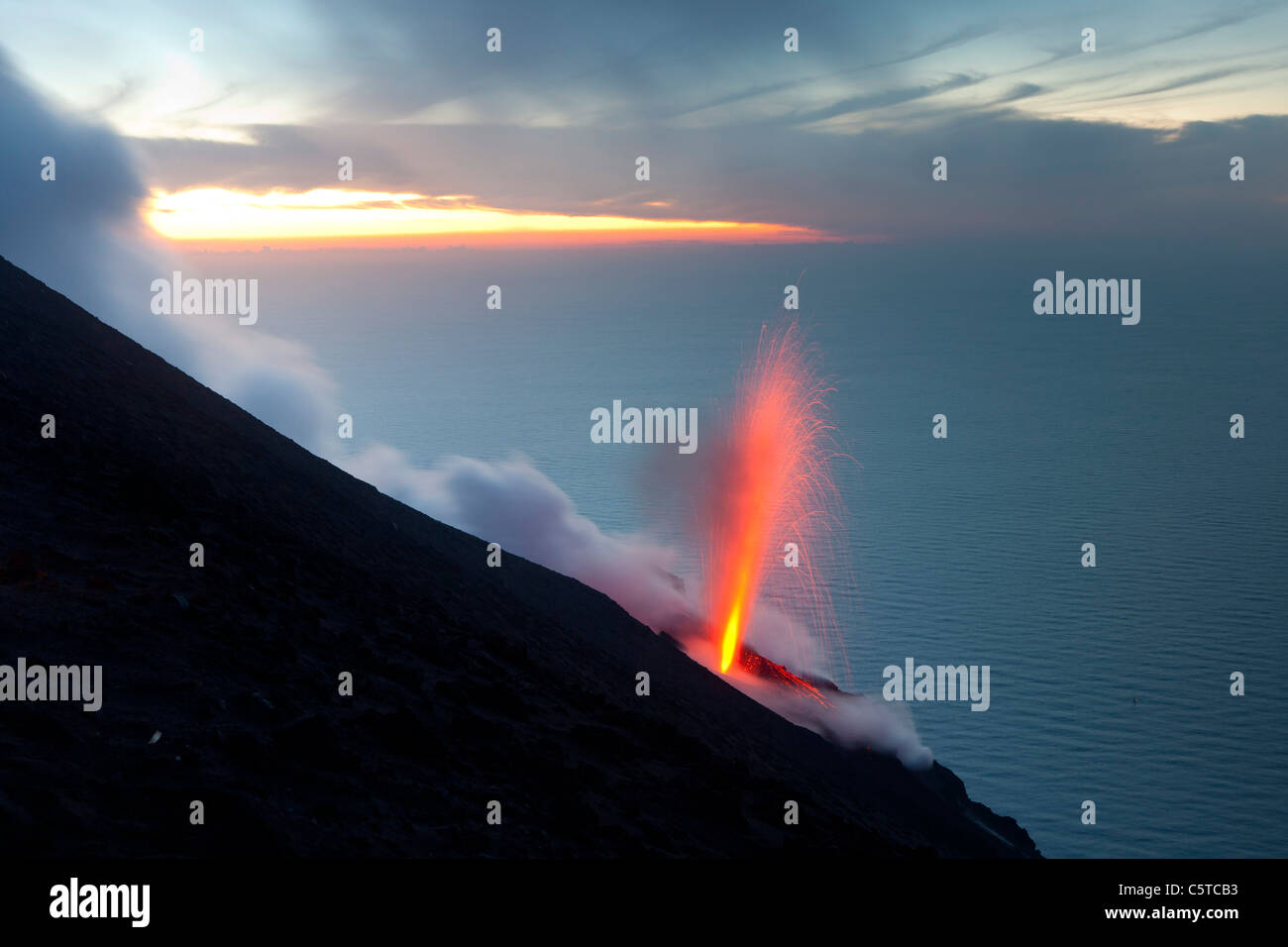 Vulkanausbruch von stromboli -Fotos und -Bildmaterial in hoher Auflösung – Alamy