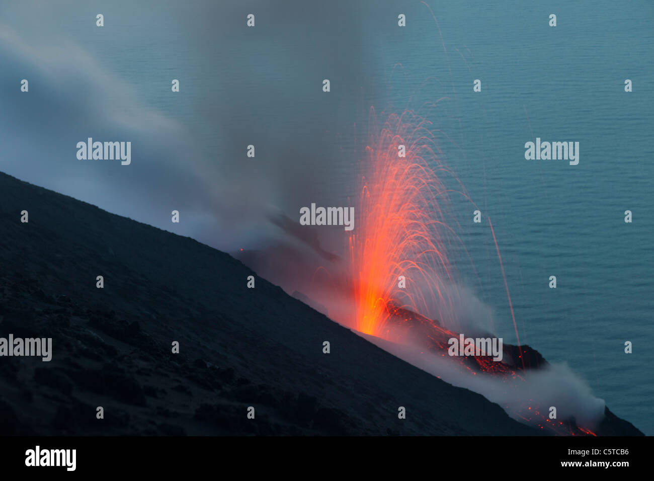 Vulkanausbruch von stromboli -Fotos und -Bildmaterial in hoher Auflösung – Alamy