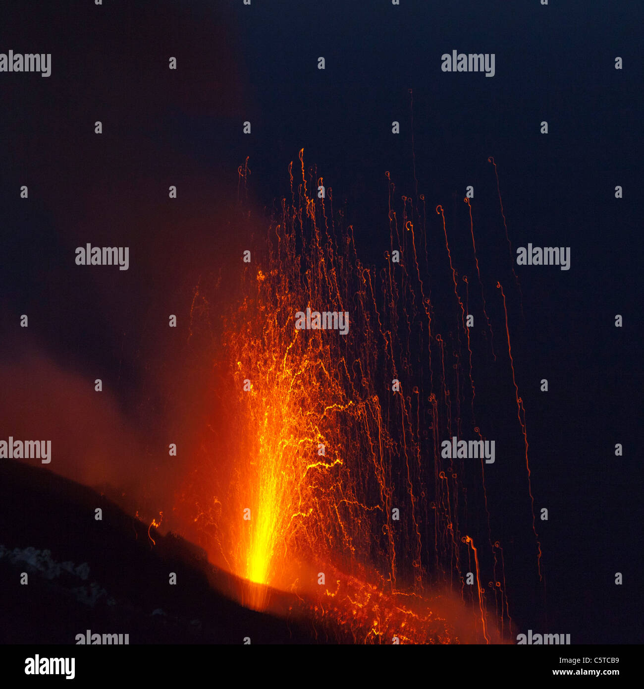 Vulkanausbruch von stromboli -Fotos und -Bildmaterial in hoher Auflösung – Alamy