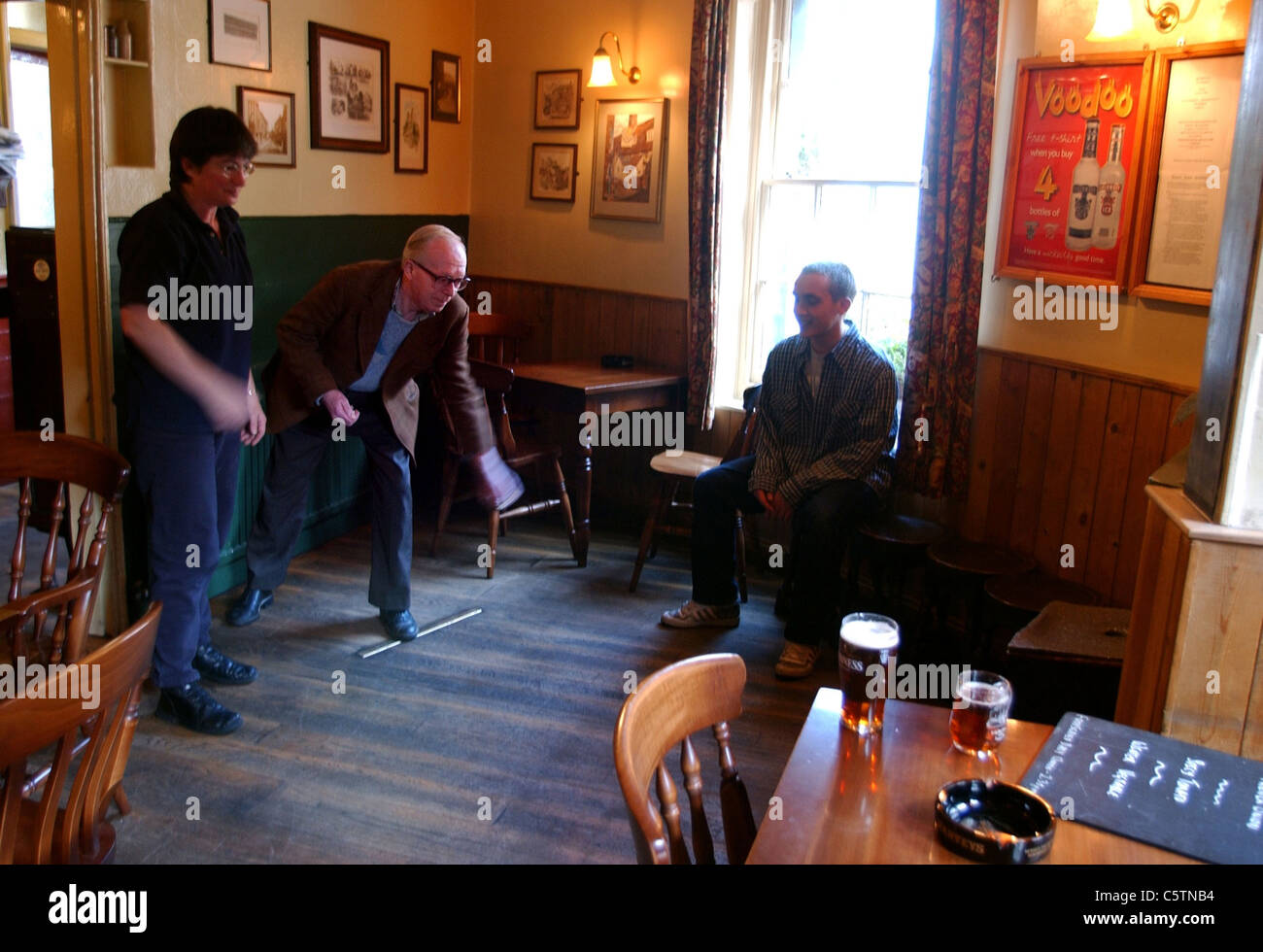 Das traditionelle Kneipenspiel „Toad in the Hole“ im Lewes Arms in ...
