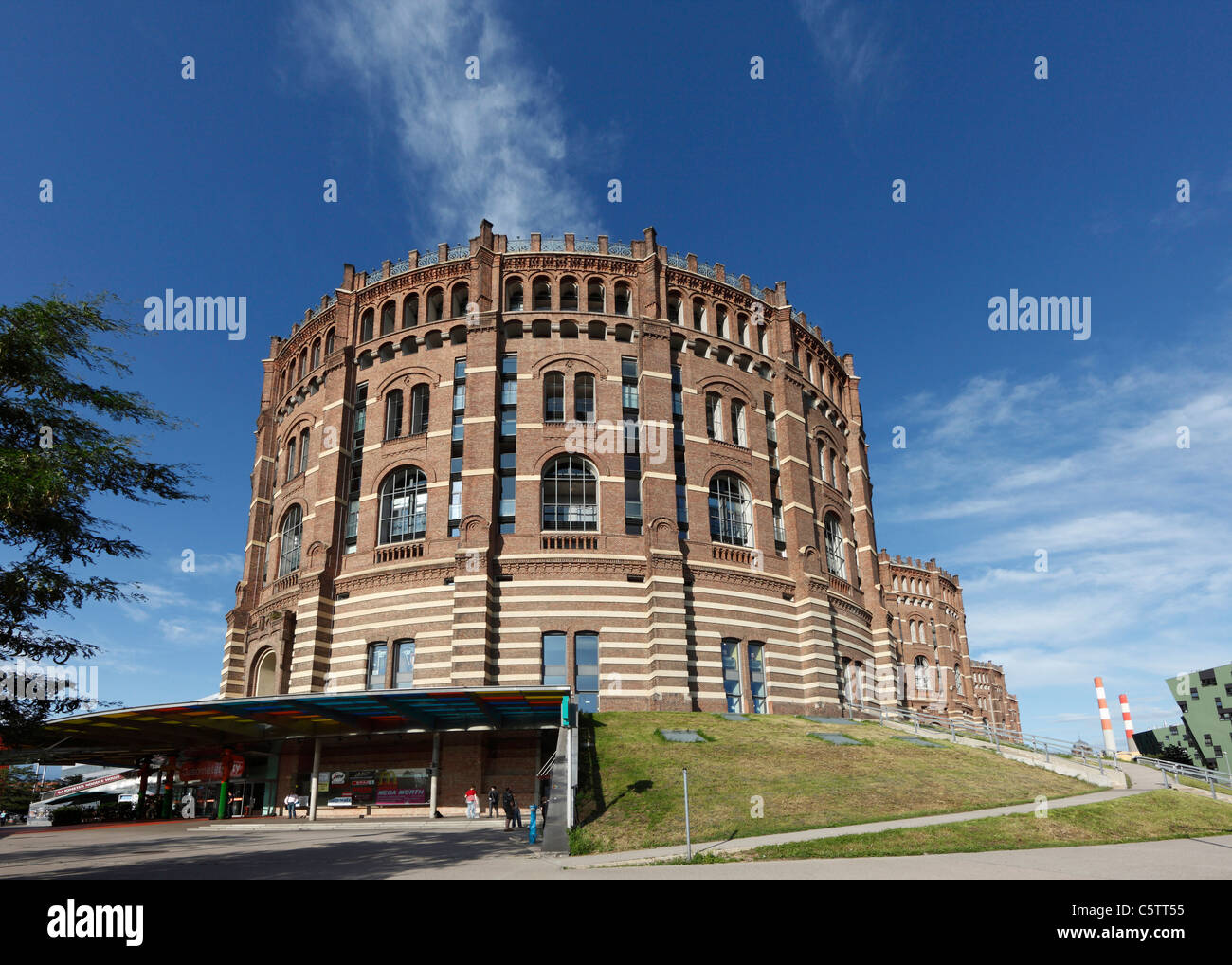 Gasometer gasometer city simmering vienna -Fotos und -Bildmaterial in ...