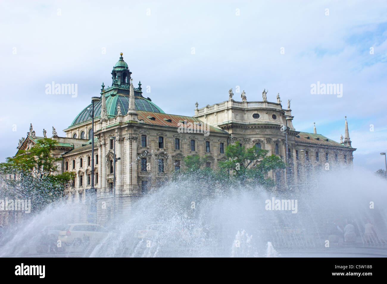 Stachus großer Platz im Zentrum von München mit Brunnen und alten ...