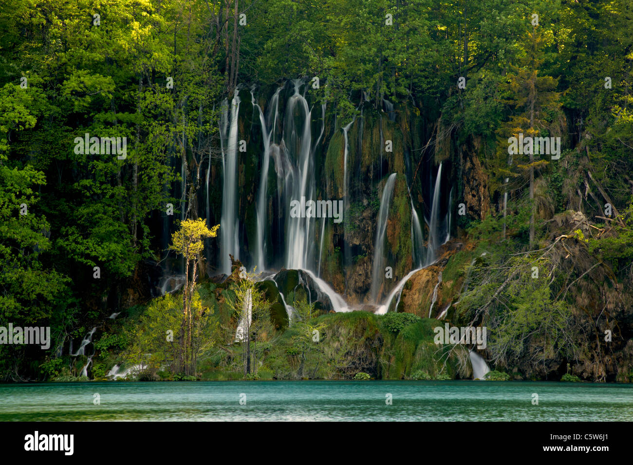 Kleiner Wasserfall oder Schlag ins Plitvicka Jezera oder Nationalpark Plitvicer Seen in Kroatien ...