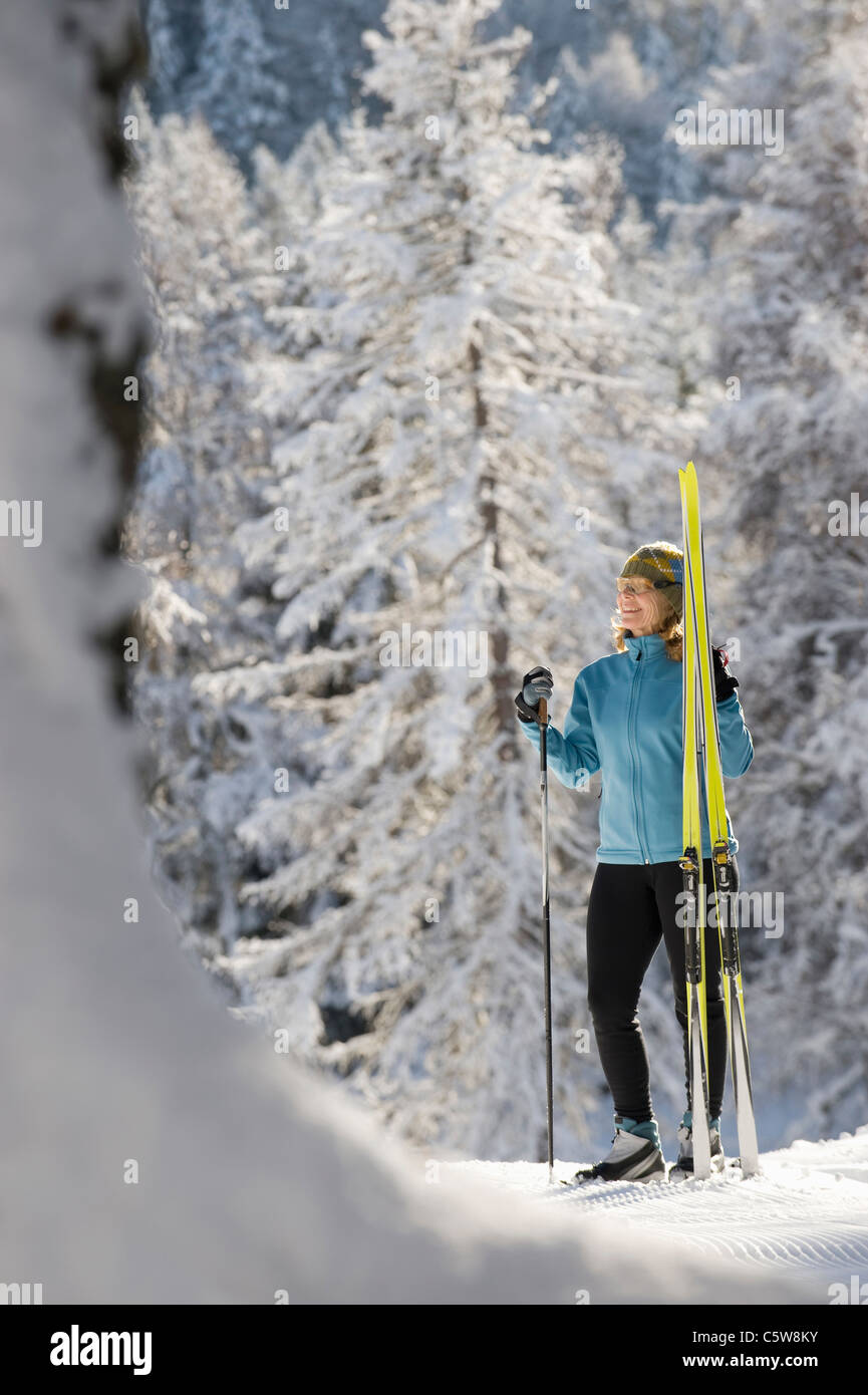 Österreich, Tirol, Seefeld, Wildmoosalm, Frau mit Langlaufskiern ...