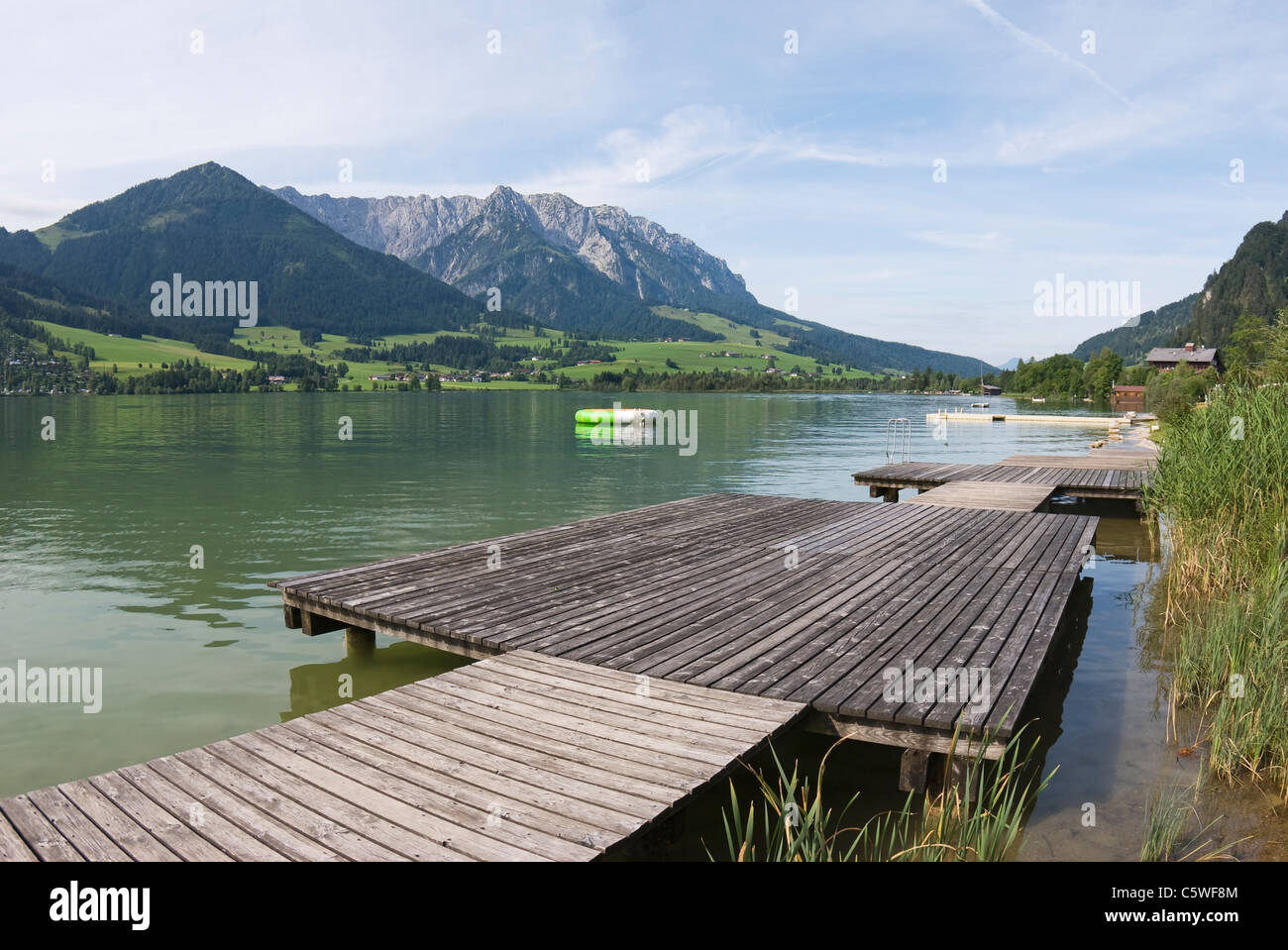 Österreich, Tirol, Walchsee, Promenade am Wasser Stockfotografie - Alamy