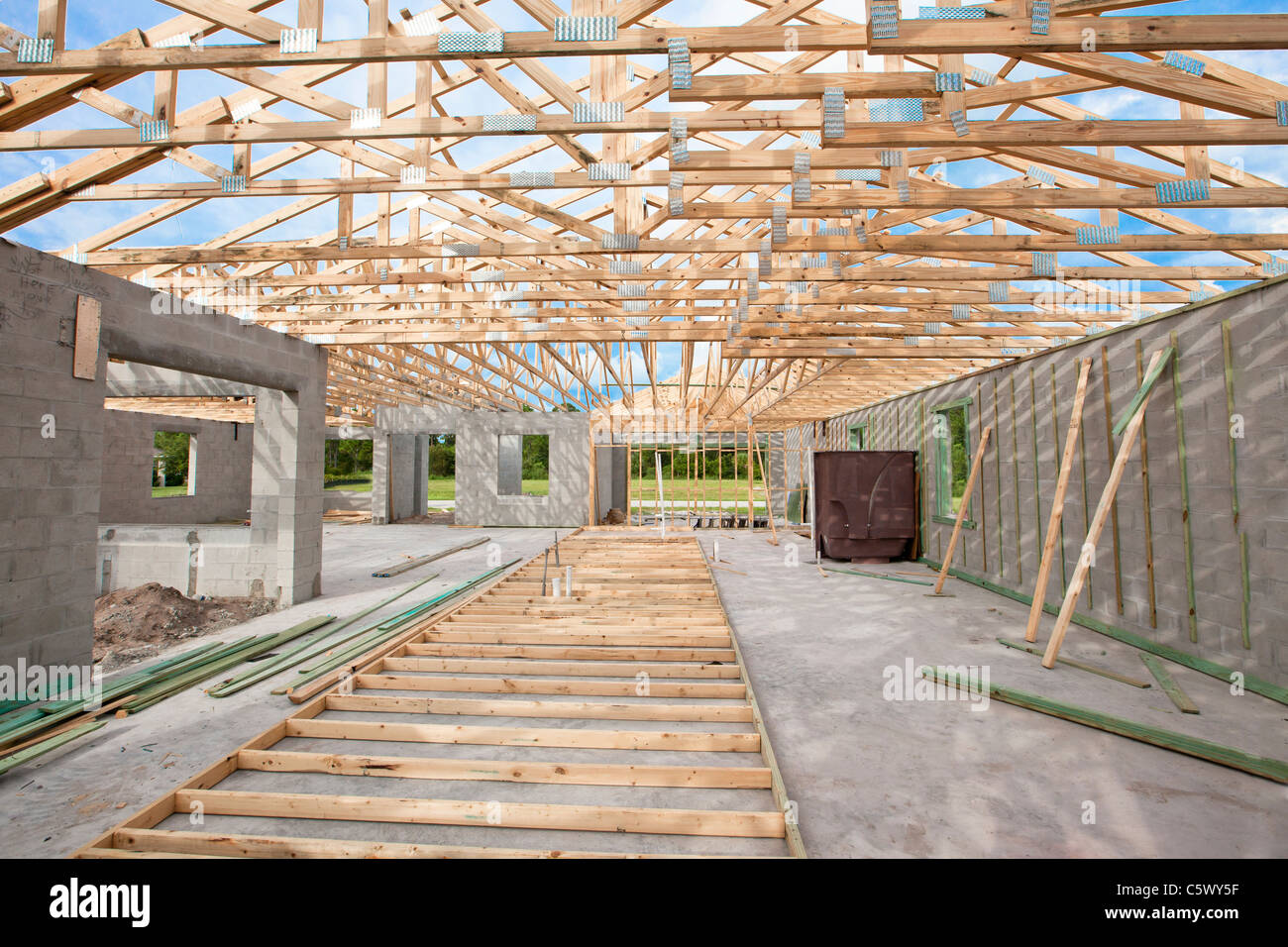 Zement-Block-Mauern, Holz Dach Dachstuhl Hausbau Stockfotografie - Alamy
