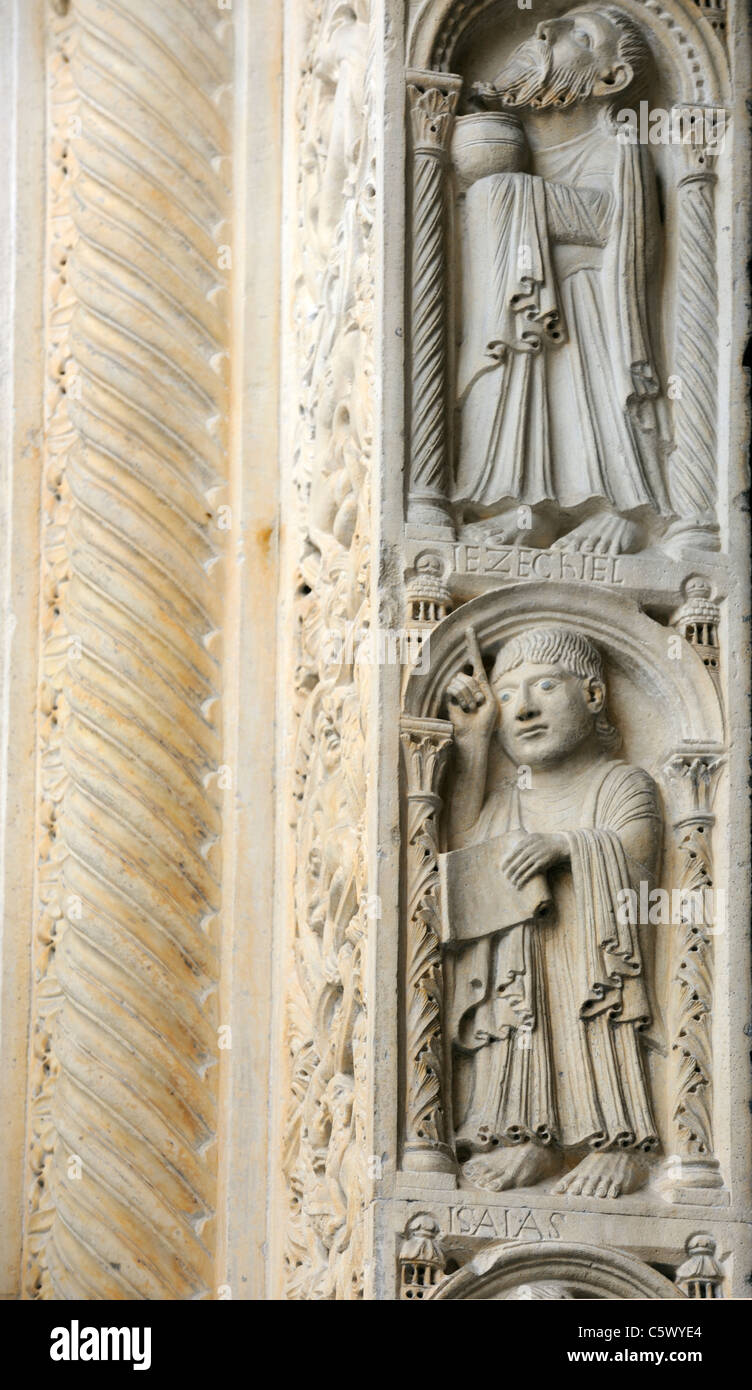 Isaias und Ezechiel aus der Bibel von Wiligelmo geschnitzt, um die Tür ...
