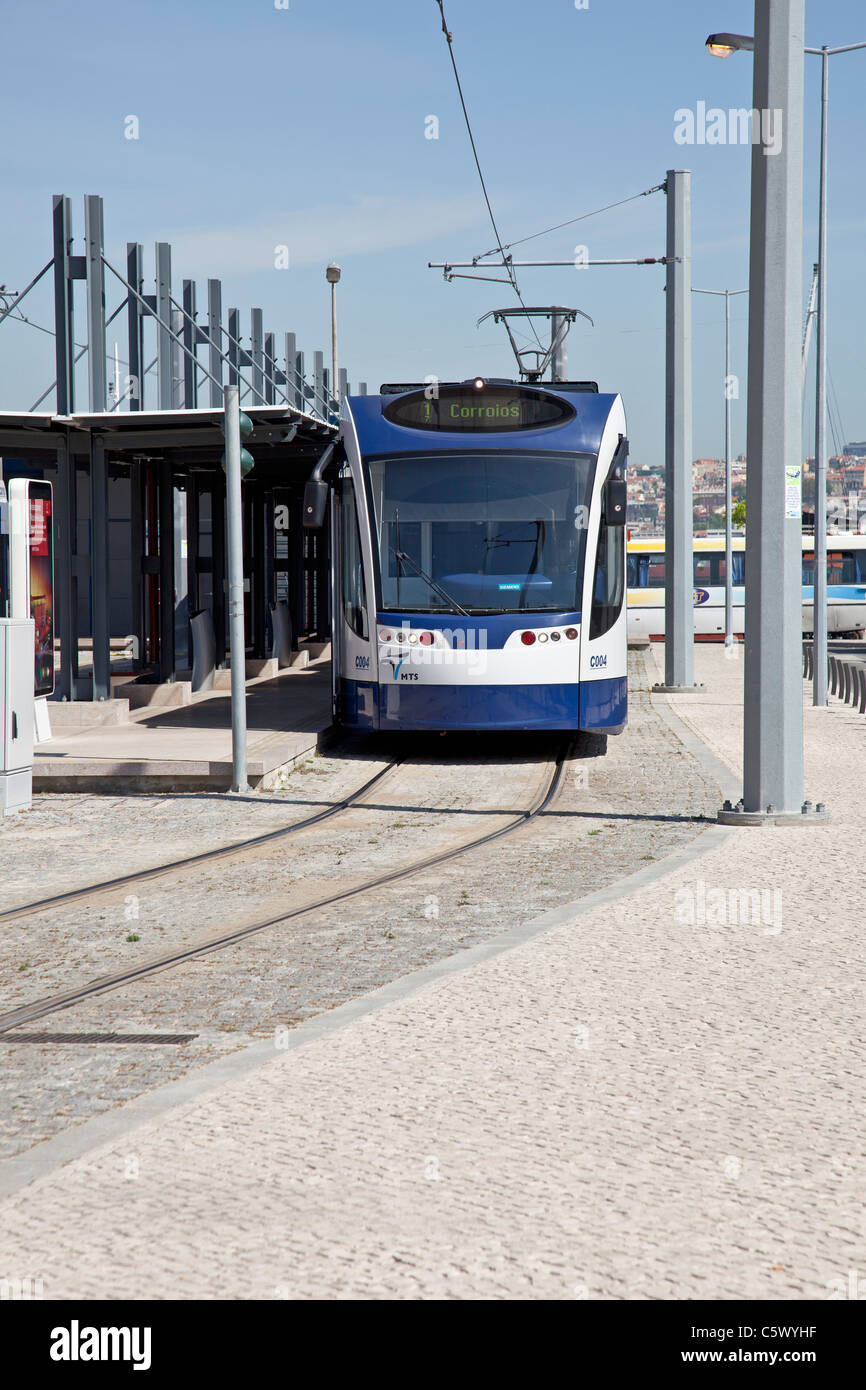 Moderne Straßenbahn von der Firma "Metro Transportes do Sul" Parken am ...