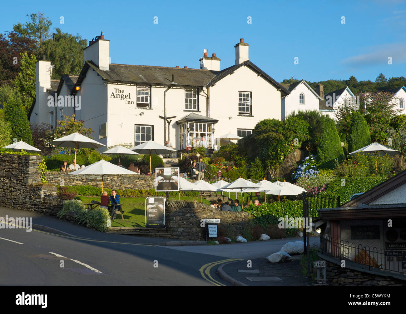Trinker sitzen im Biergarten des Angel Inn, Bowness-on-Windermere, Lake ...