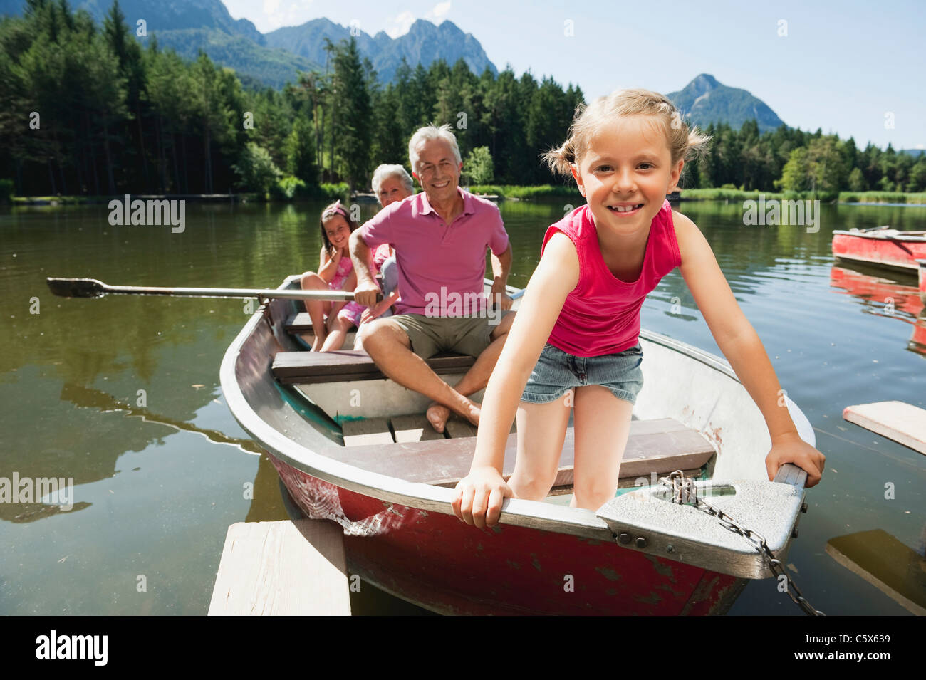 Young Girl Rowing Boat Stockfotos und -bilder Kaufen - Alamy