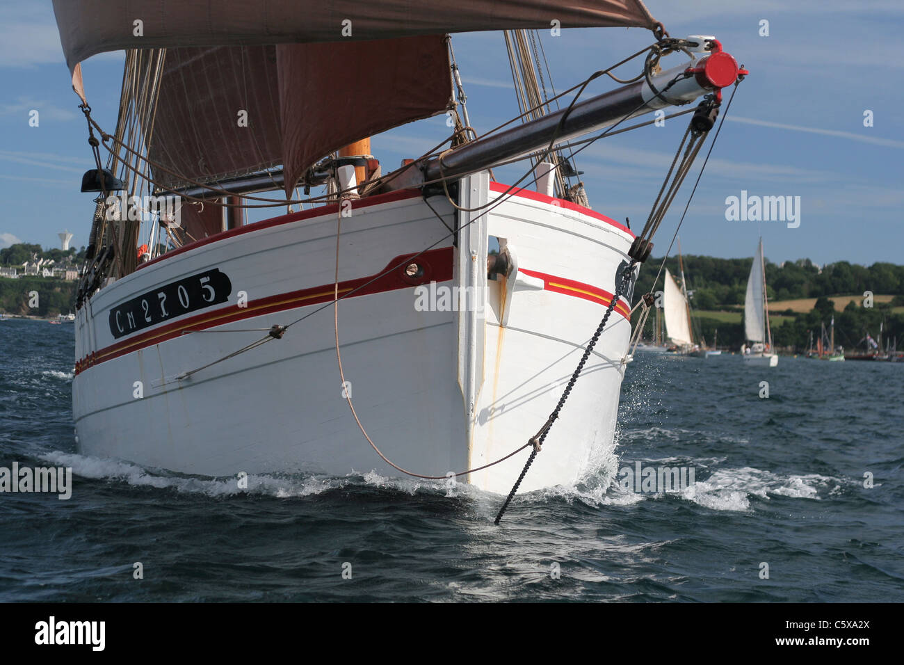 Einem traditionellen Fischerboot Segel in die Bucht von Douarnenez ...