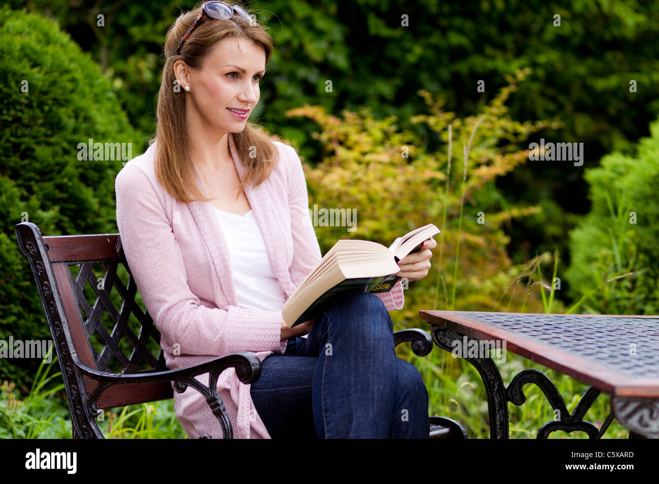 Entspannen Sie Im Garten Stockfotos und -bilder Kaufen - Alamy
