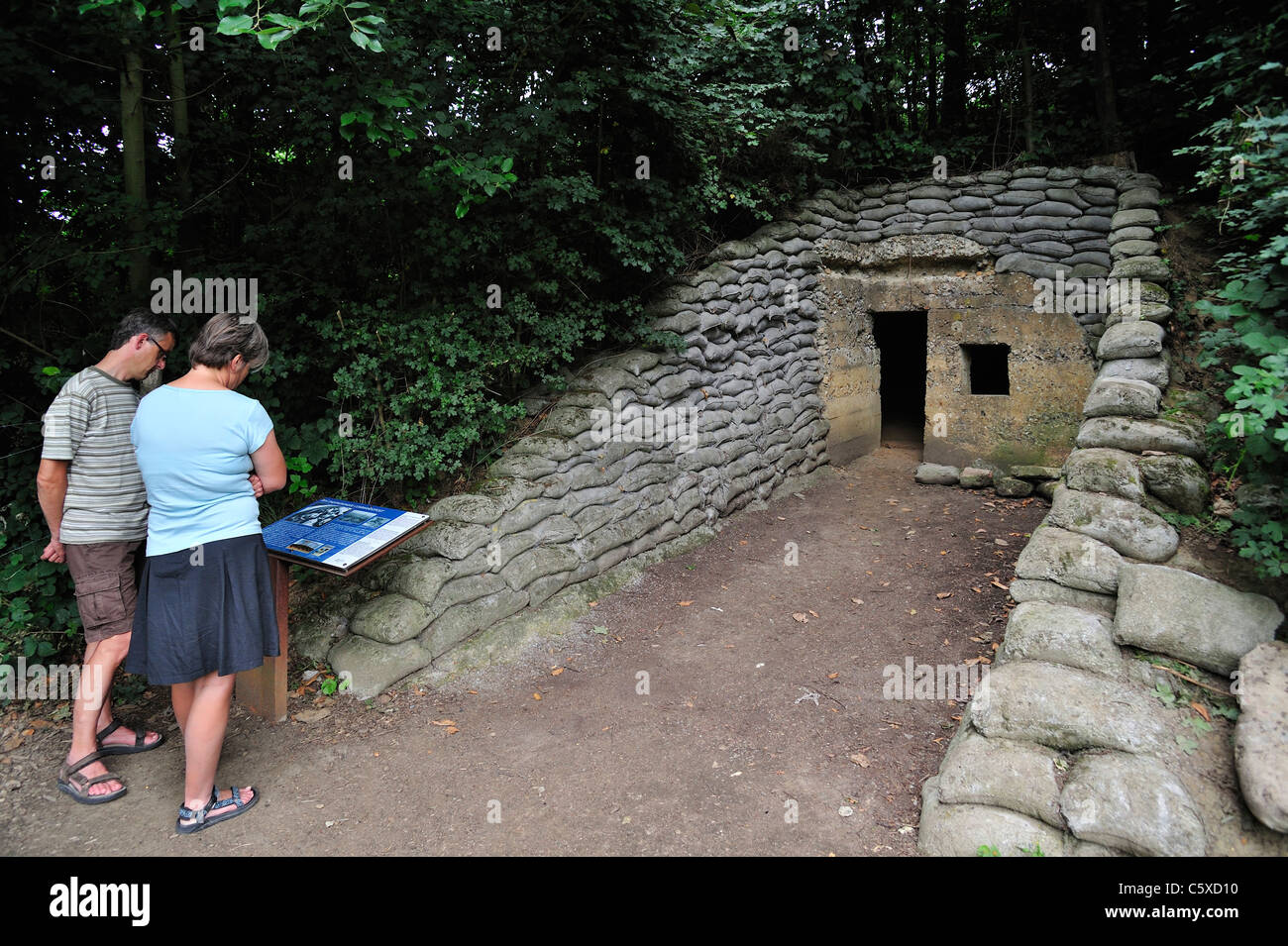 Touristen am britischen WWI Bunker als Hauptquartier am Lettenberg ...