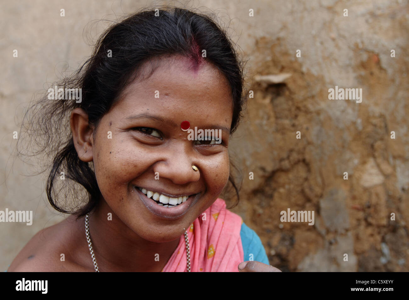 Indianerdorf lachende Frau Stockfotografie - Alamy