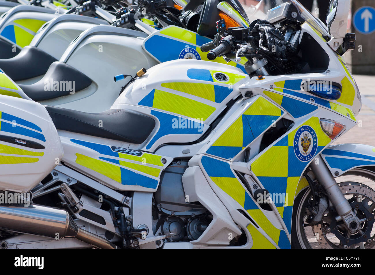 Britische polizeimotorräder -Fotos und -Bildmaterial in hoher Auflösung ...