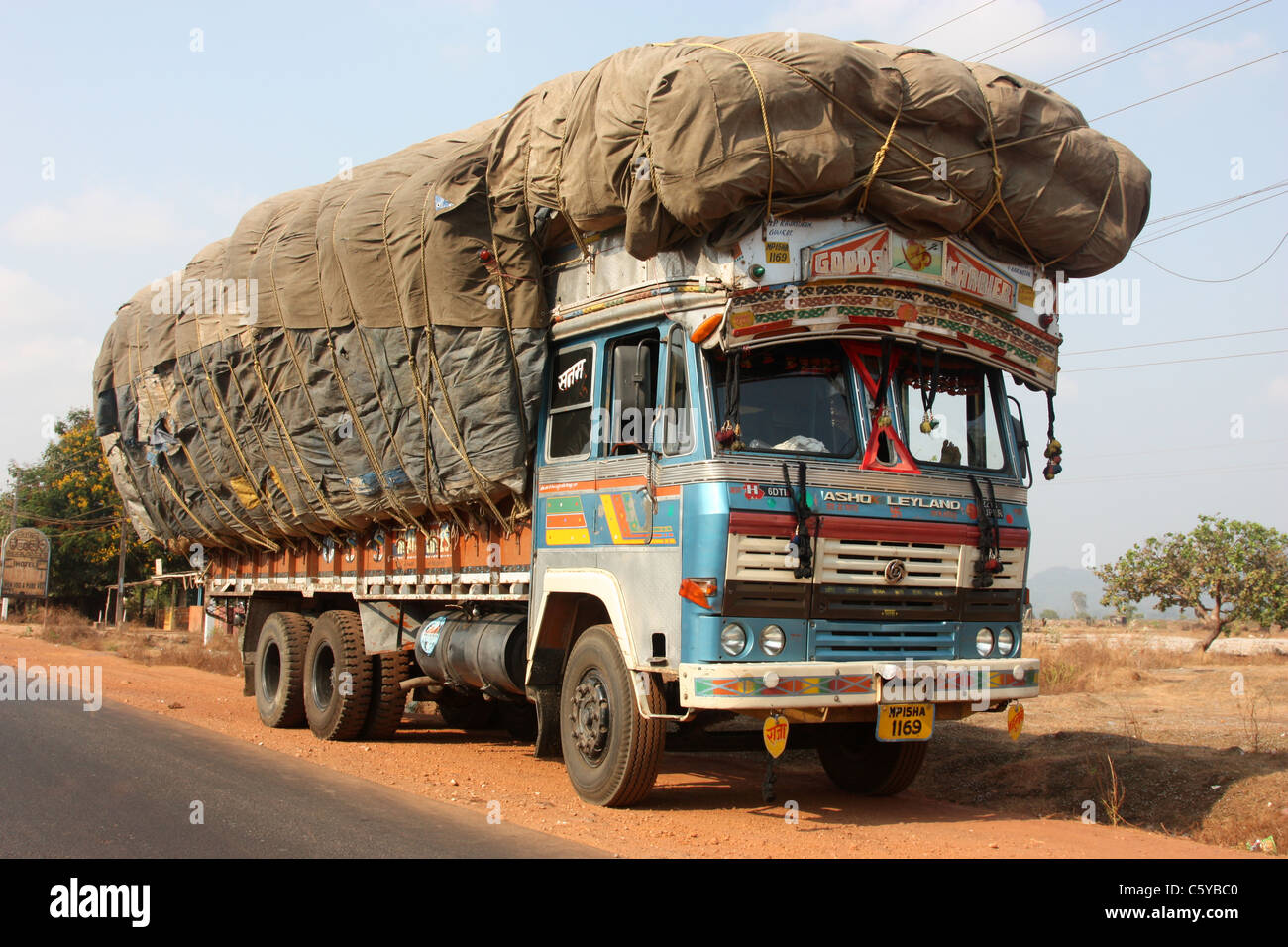 Stark überladenen Lkw in Karnataka, Indien Stockfoto, Bild: 38095680 ...