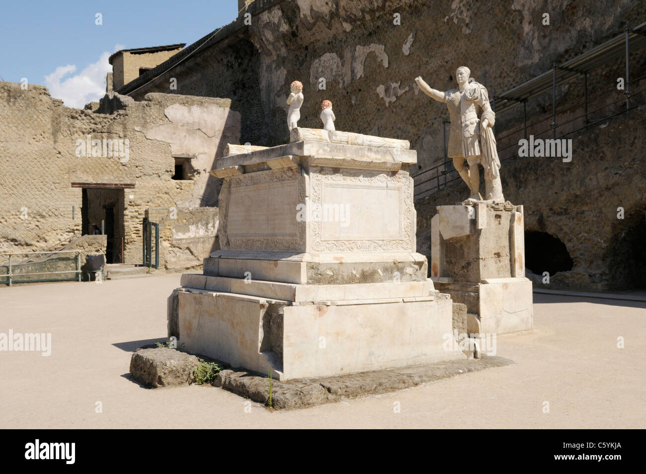 Terrasse M. Nonius Balbus, Herculaneum, mit einer Statue der Politiker ...