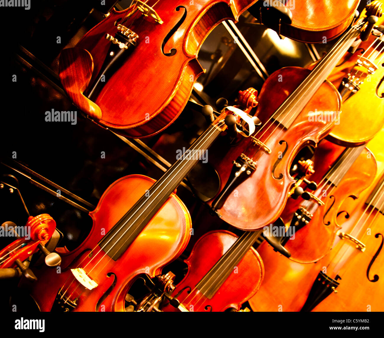 Neue Geigen als Muster an die Wand gehängt Stockfotografie - Alamy