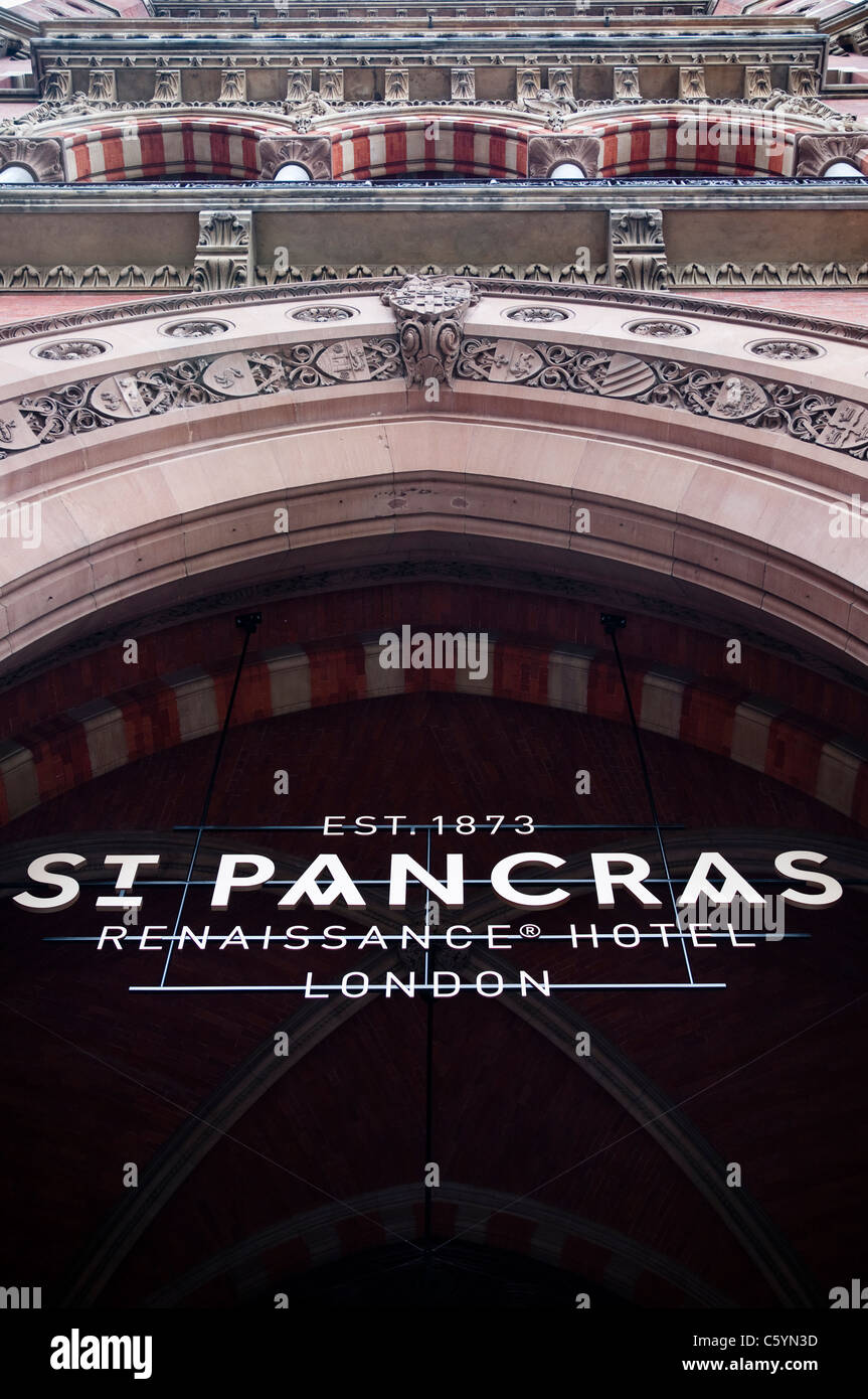 Außenansicht der Zeichen und Fassade von St Pancras Renaissance Hotel ...