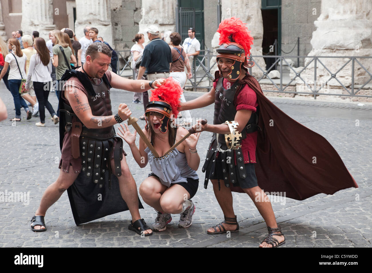 Italien, Rom, weibliche Touristen posieren mit Männern in Gladiator ...